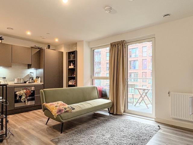 Studio to rent on Green Street, London