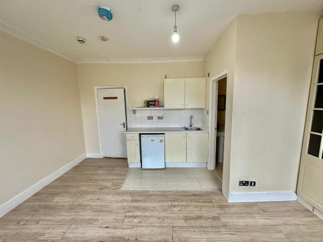 Studio for rent in Grove Park Road, N15 4SL