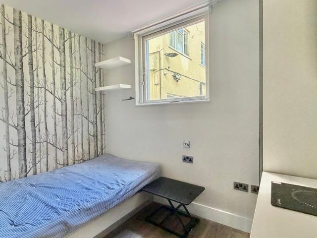 Studio to rent on Gunnersbury Lane, London