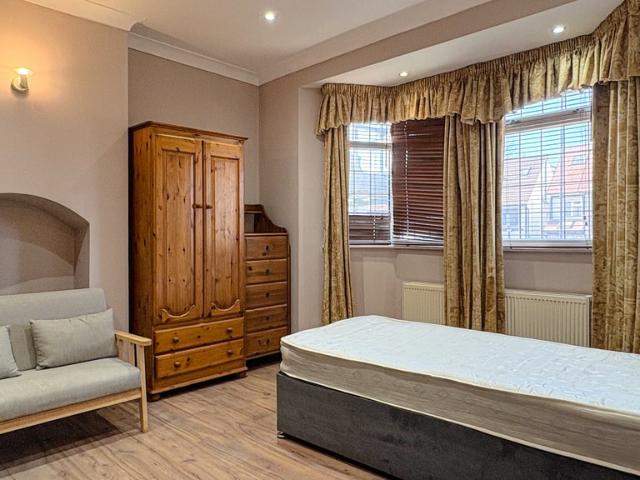 Studio to rent on Gunnersbury Lane, London