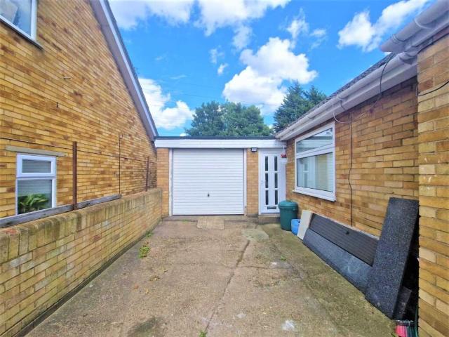 studio for rent in Derby Road, LU4 0DH