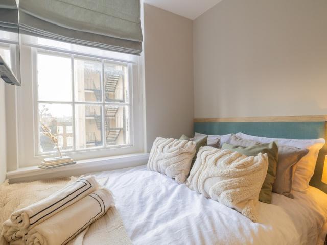 Studio to rent on Draycott Avenue, London