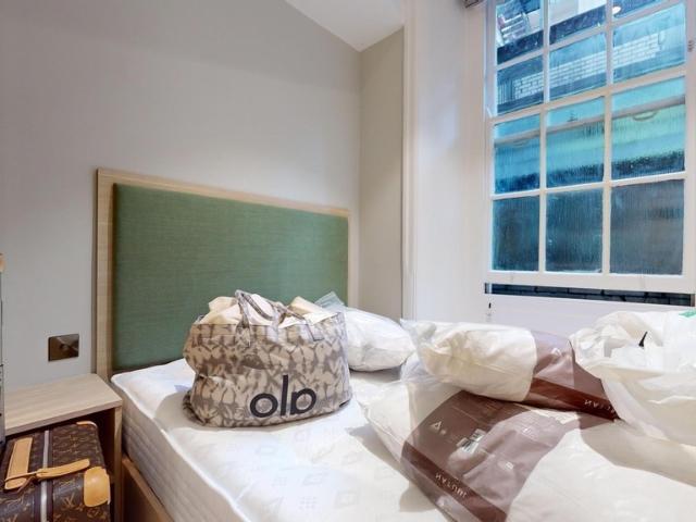 Studio to rent on Draycott Avenue, London
