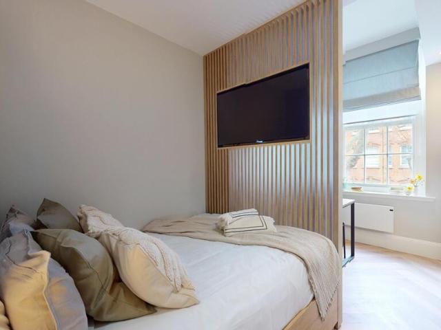 Studio to rent on Draycott Avenue, London