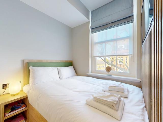 Studio to rent on Draycott Avenue, London