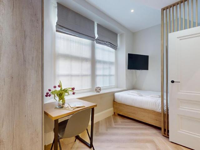 Studio to rent on Draycott Avenue, London