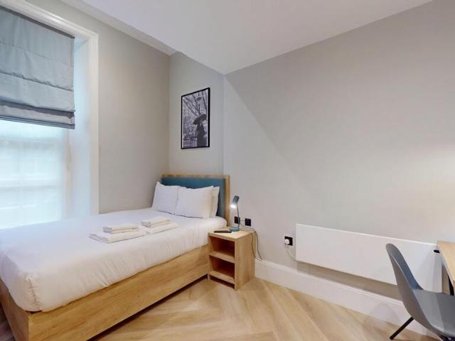 Studio to rent on Draycott Avenue, London