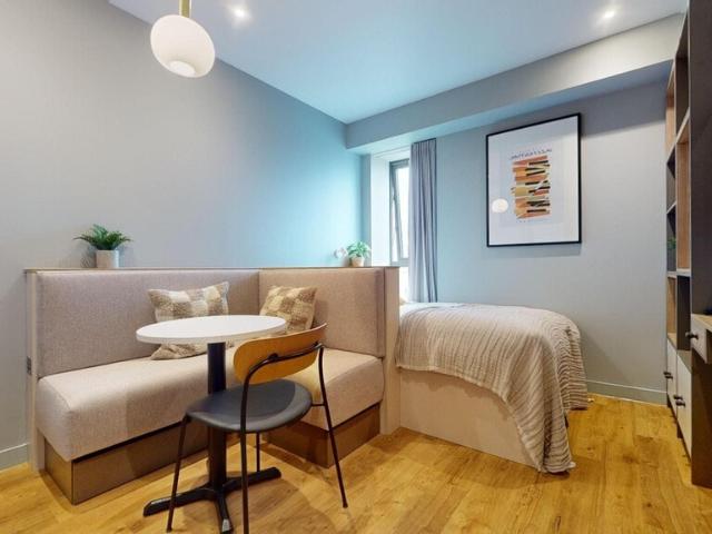 Studio to rent on First Way, London