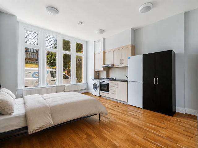 studio for rent in Flat 1, London, W3