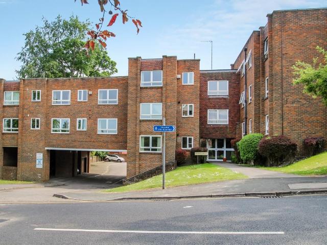 studio for rent in Harvey Road, Guildford, GU1 3NJ, GB