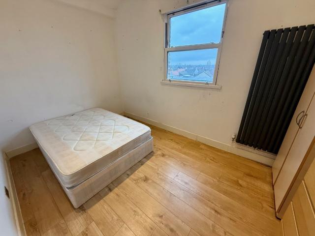 Studio for rent in High Road, N12 9PT