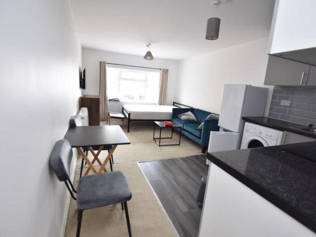 studio for rent in High Road, NG9 2LF