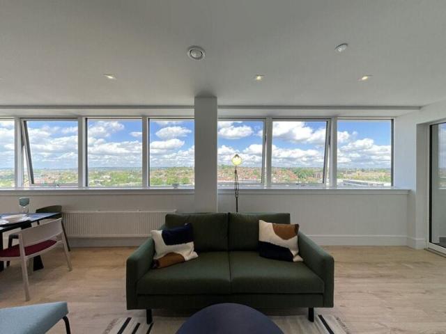 3 bedroom flat to rent on Olympic Way, London
