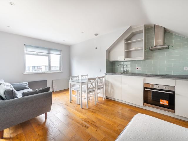 Studio for Rent in Oldfield Lane North | Foxtons