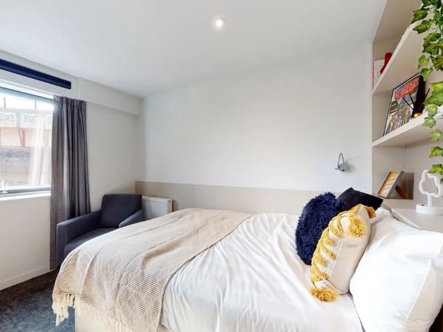 Studio to rent on Lambeth Road, London