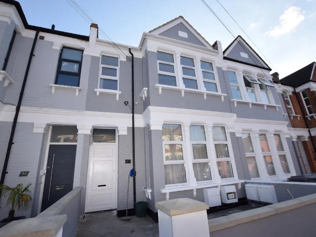 studio for rent in Larch Road
