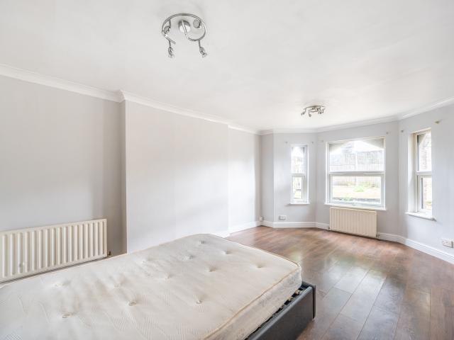 Studio for Rent in Leamington Park, W3 | Foxtons