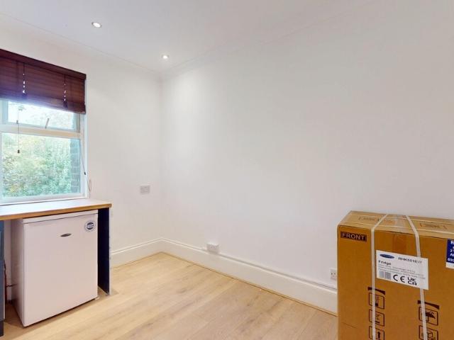 Studio to rent on Lyncroft Gardens, London