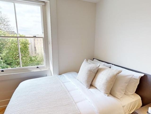 Studio to rent on St Stephen's Crescent, London