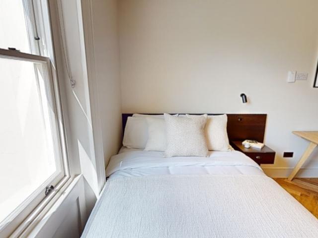 Studio to rent on St Stephen's Crescent, London