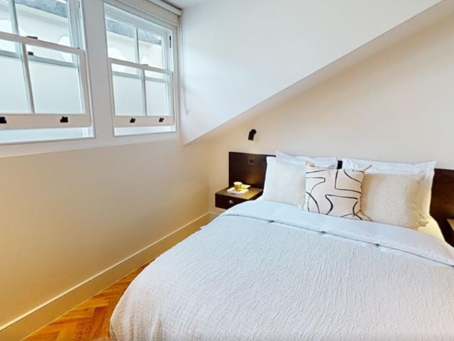 Studio to rent on St Stephen's Crescent, London