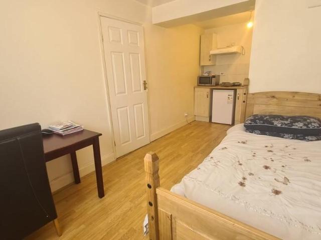 studio for rent in Stainby Close, UB7 9NH