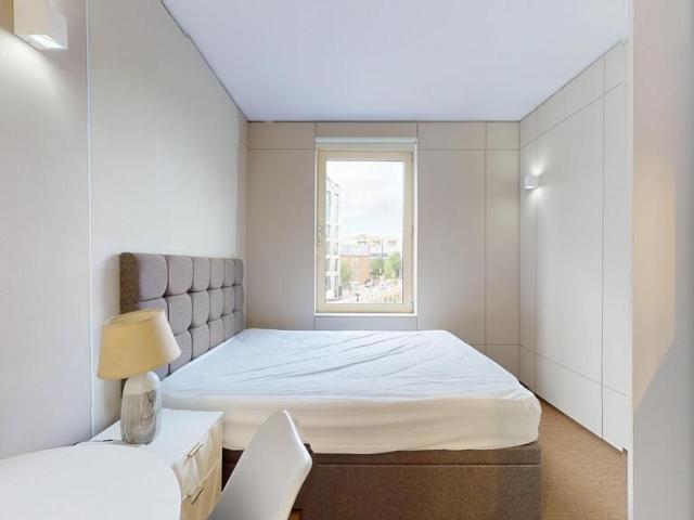 Studio to rent on Staines Road, London