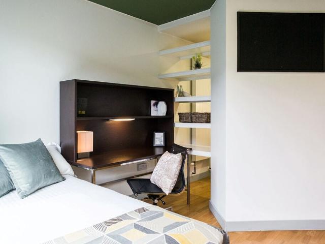 Studio to rent on Pentonville Road, London