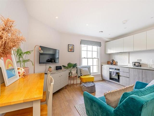 studio for rent in Property, TW12 1BZ