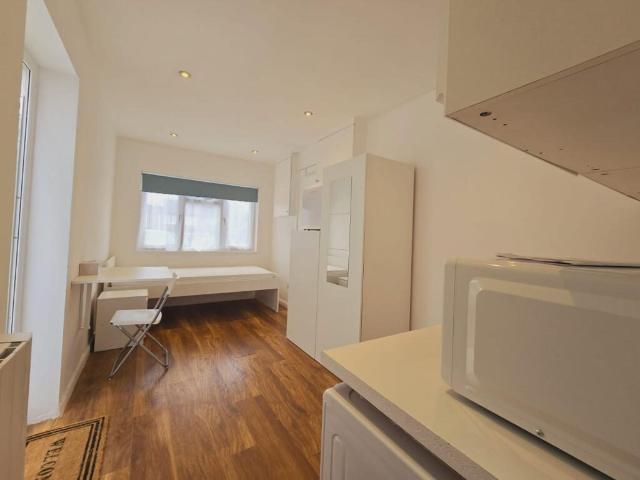 studio for rent in Woodlands Close, NW11 9QP