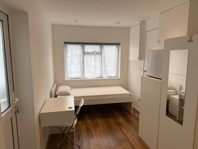 studio for rent in Woodlands Close, NW11 9QR