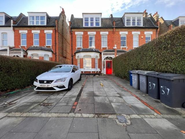 studio for rent in Woodside Park Road, N12 8RT