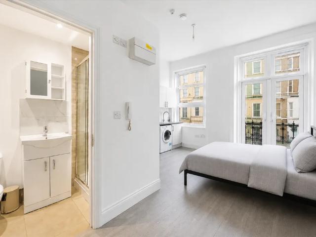 studio for rent in Warwick Road, London, SW5