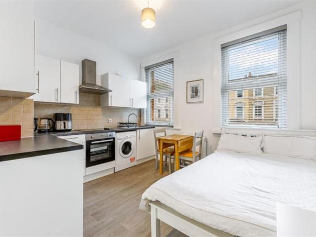 Studio to rent on Warwick Road, London