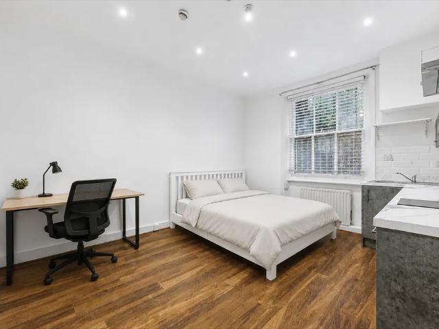 studio for rent in West Cromwell, London, SW5