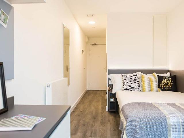 Studio to rent on Westway, London
