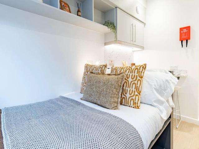Studio to rent on Talbot Square, London