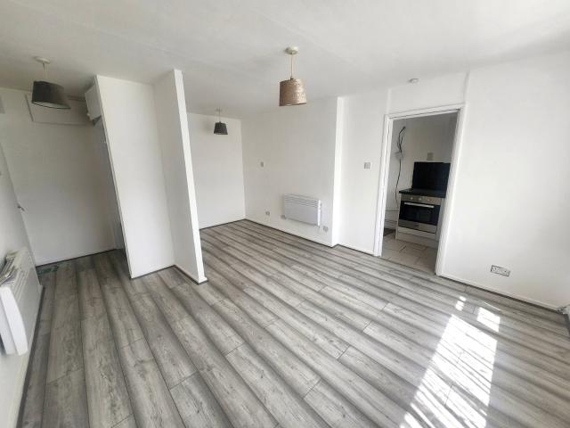 studio for rent in Tudor Court, Tipton, DY4 8UW