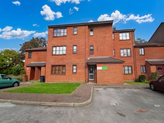 studio for rent in Verona Close, Uxbridge, UB8