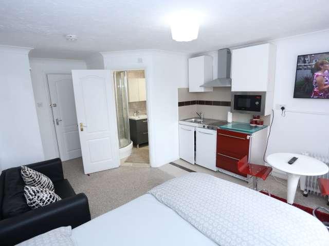 Studio for Rent with Central Heating in Thamesmead, London