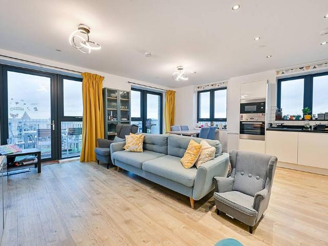 3 bedroom flat for sale