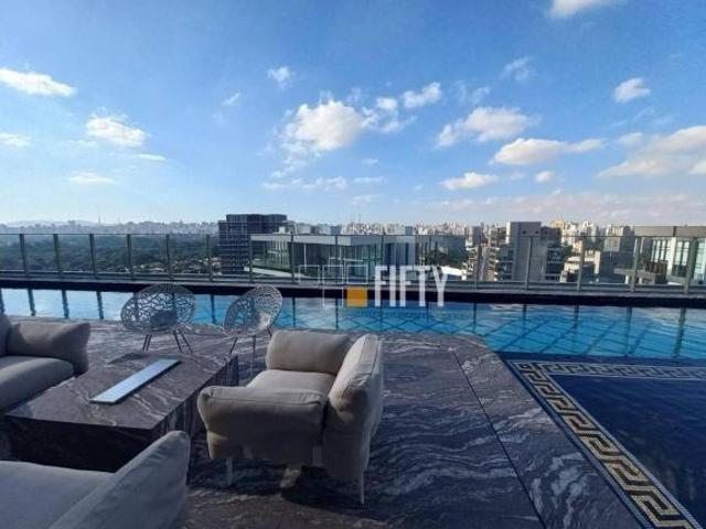 Studio fora de rota em Condominio com assinatura Versace