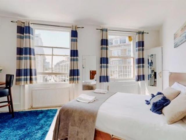 Studio, Flat 4, 4