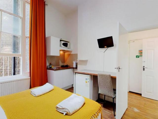 Studio, Flat 4, 4