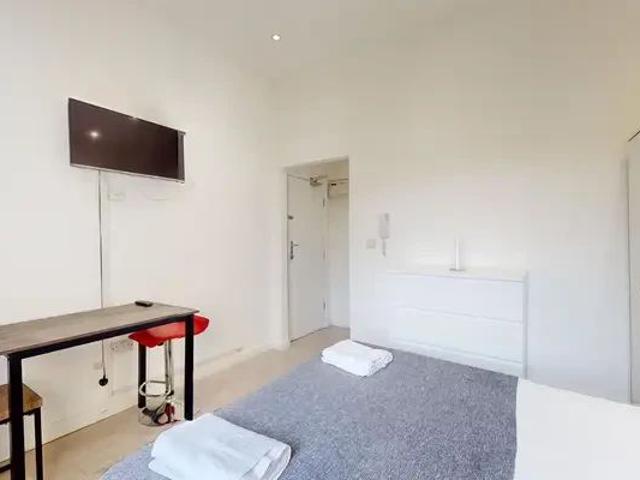 Studio, Flat 4B, 40