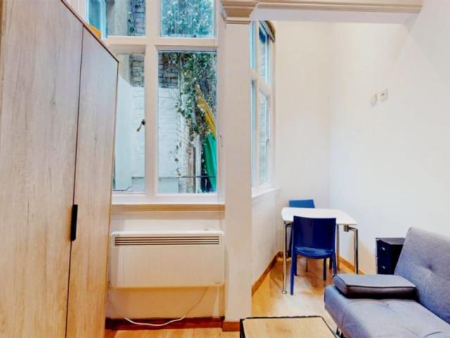 Studio, Flat 5, 17