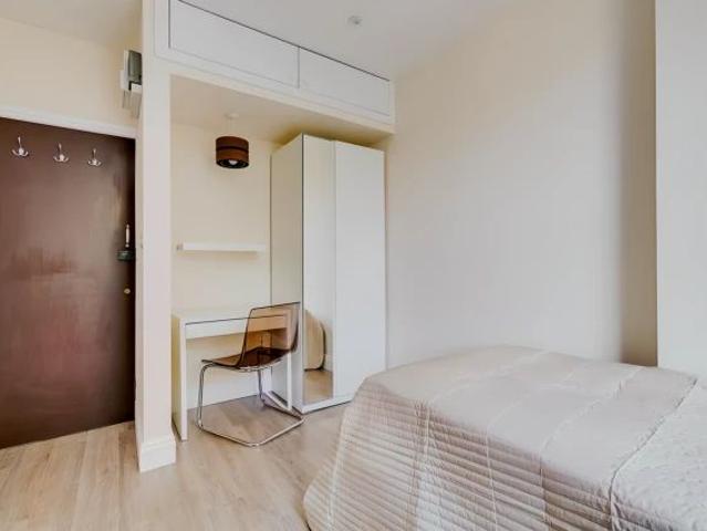 Studio, Flat 61, 22
