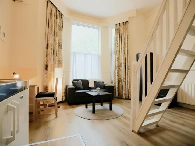 Studio, Flat 6, 149