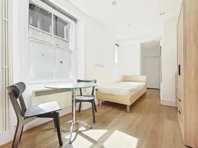 Studio, Flat 6, 44