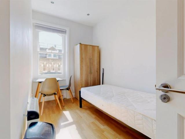 Studio, Flat 6, 47
